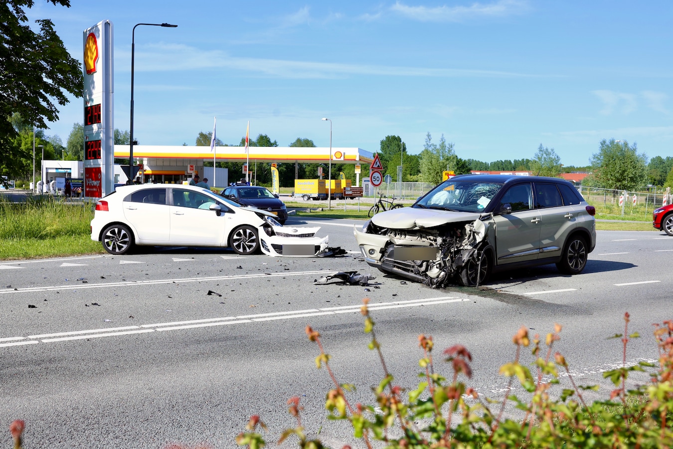Ravage na botsing tussen auto's op N351 bij Emmeloord | Foto | AD.nl