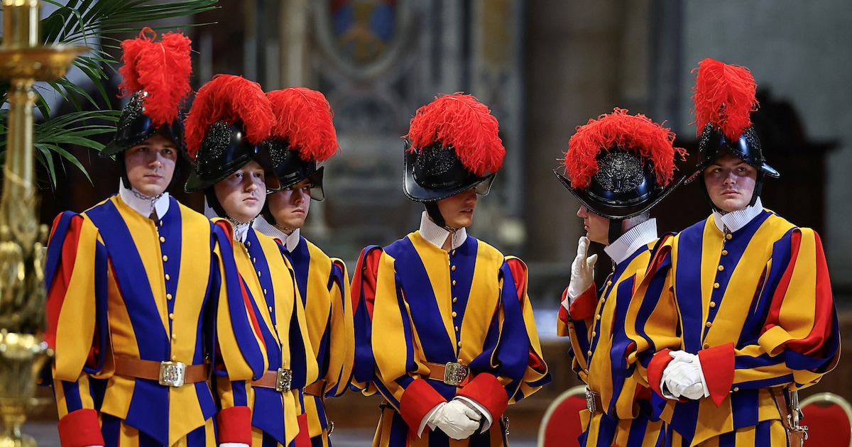De Zwitserse Garde: ouderwetse outfits, moderne wapens en een heel ...