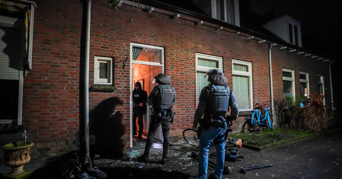 Arrestatieteam ramt deur van huis open in Geldrop, houdt binnen man aan ...