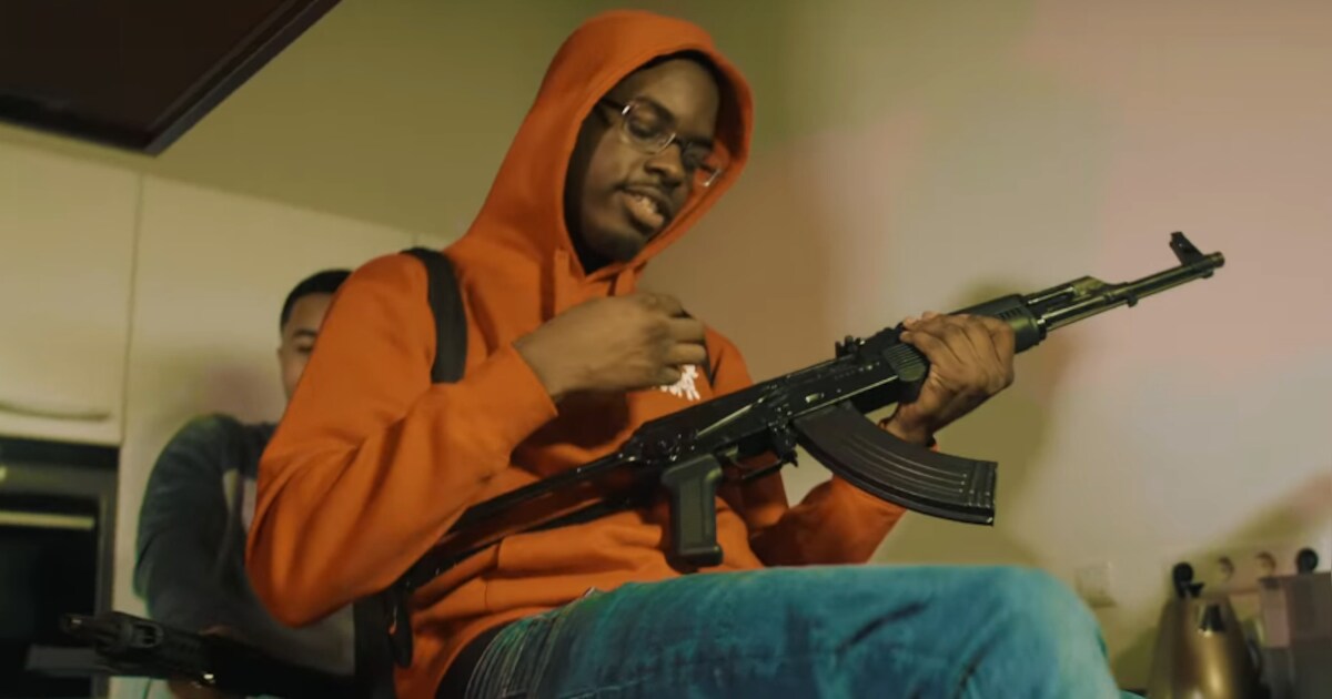 Roep op sociale media om aangehouden Rotterdamse rapper vrij te laten ...