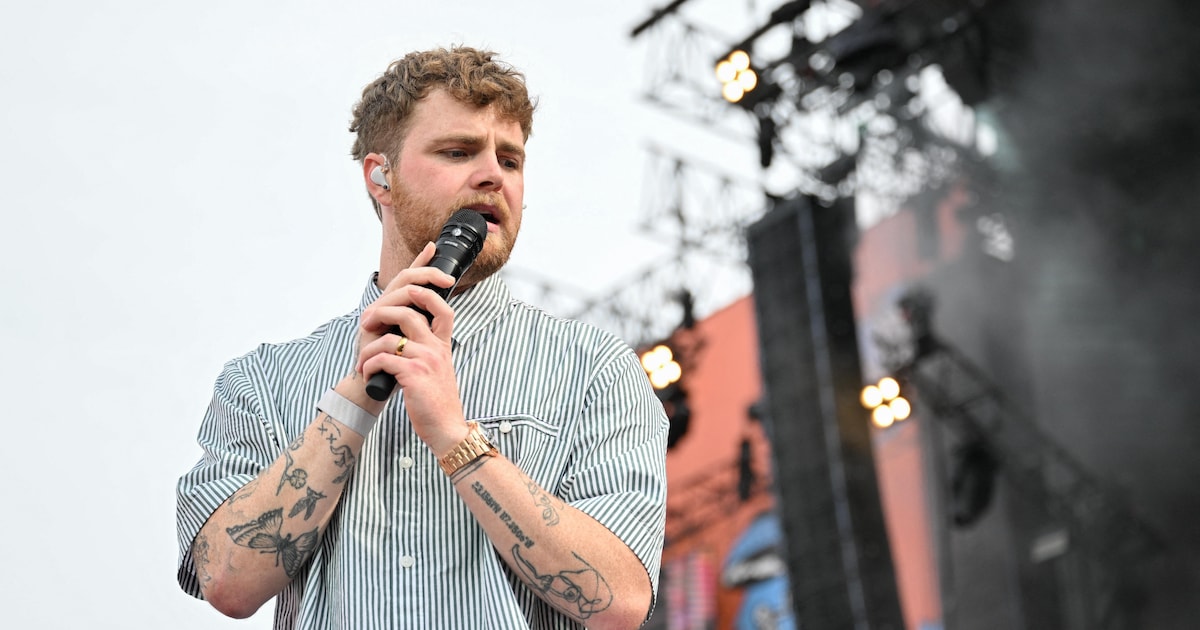 Alex Warren moest in een auto leven, nu lijkt hij de grootste nummer 1 ...