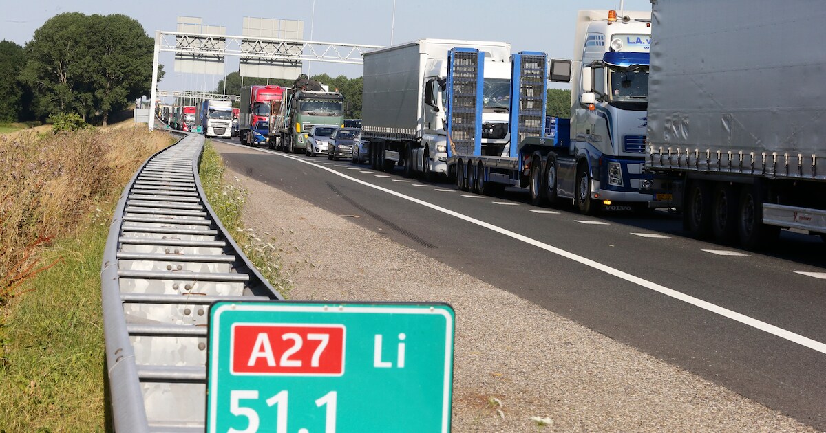 Brandende auto zorgt voor vertraging op A27 bij Lexmond, weg is weer ...