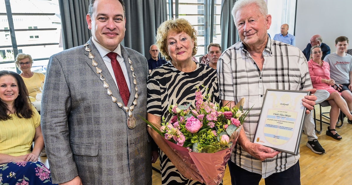 Vrijwilliger Frieda Flens ontvangt 'De Gouden Greep' in Oostzaan ...