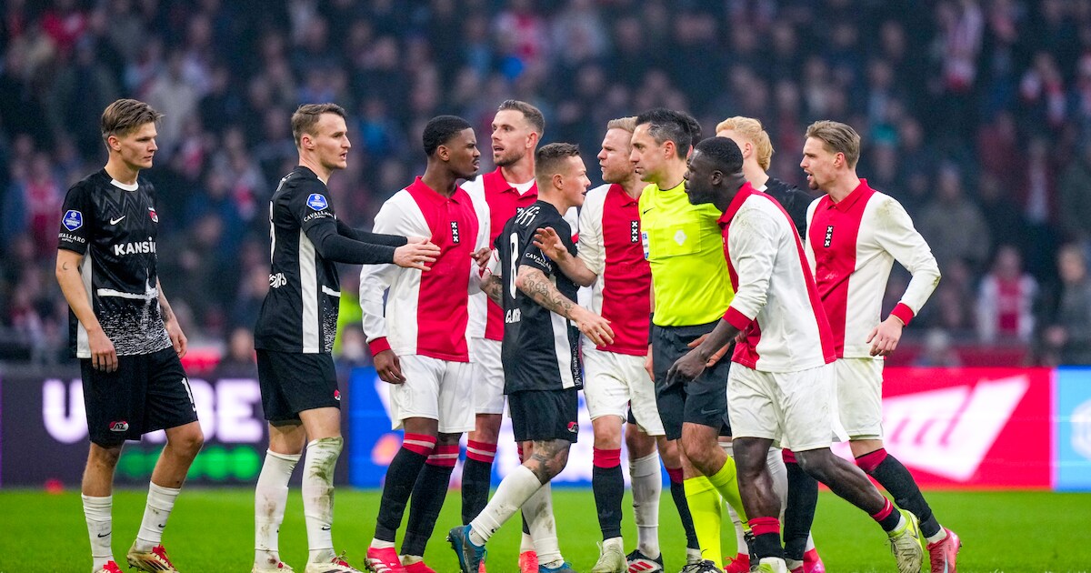 Koploper Ajax ontsnapt aan nederlaag in tumultueus duel met AZ ...