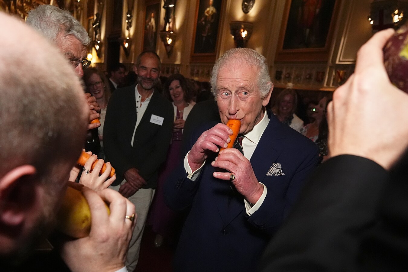 Koning Charles speelt lachend op bijzonder instrument: een wortelfluit ...