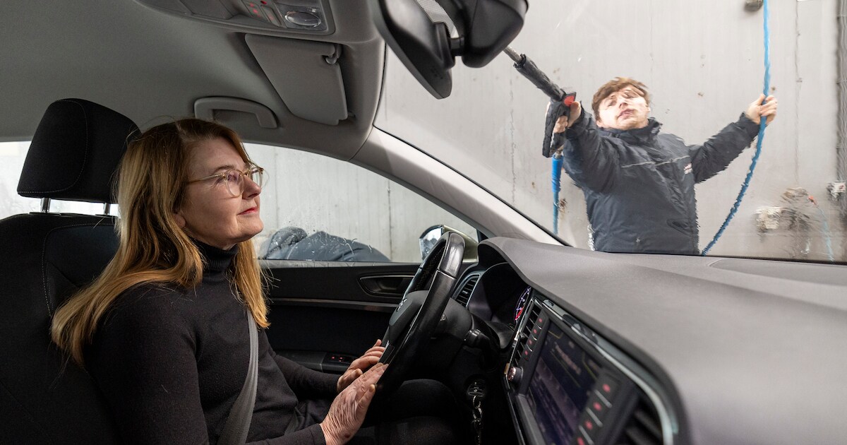 150 man bij de wasstraat in Goor. Ja, man: ‘Allemaal mannen van ...