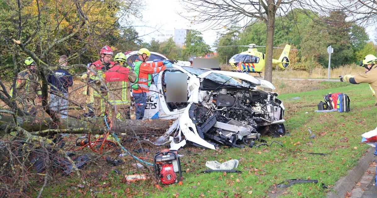 Drie gewonden na botsing tegen boom in Hoofddorp: ‘Bestuurder bevrijd ...