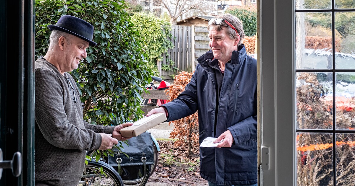 Hans de Sain bezorgt boeken aan huis op een vijftig jaar oude ...