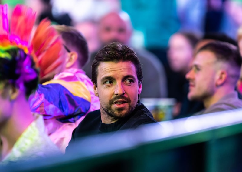 Luke Littler (17) met grote overmacht naar halve finale tegen Stephen ...