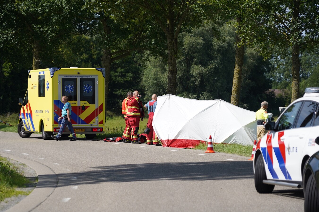 Motorrijder (73) overleden na botsing met boom in Den Ham | Foto | AD.nl