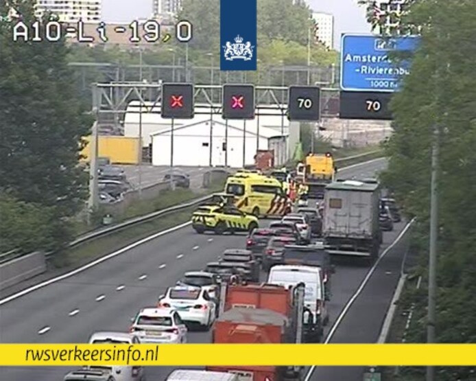 Twee rijstroken dicht na ongeval op A10 bij Amsterdam-Oud Zuid | 112 nieuws Amsterdam | AD.nl
