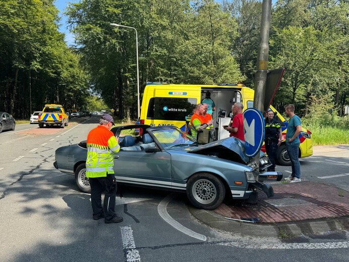 Oldtimer in de kreukels na botsing met lantaarnpaal op middenberm ...