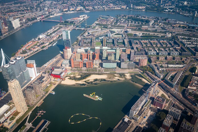 Vandaag is de miljoenste kuub zand in de Rijnhaven gestort, maar ...