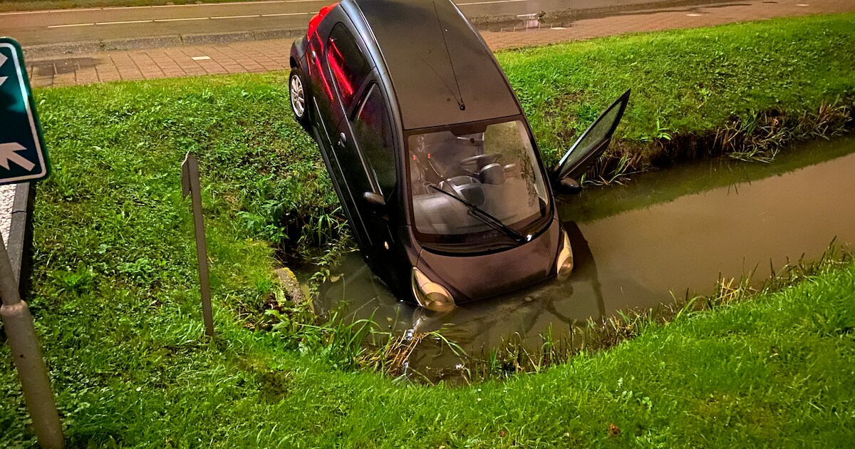 Automobilist slaat te vroeg af en rijdt sloot in in Honselersdijk | 112 ...