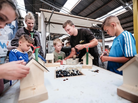 Kinderen leren metselen, maar dan wel met stenen die ze kunnen tillen ...