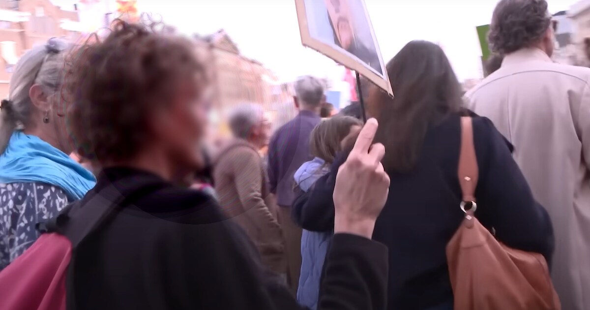 ‘Een smalle snor binnen neusvleugels’ op portret tekenen is strafbaar ...