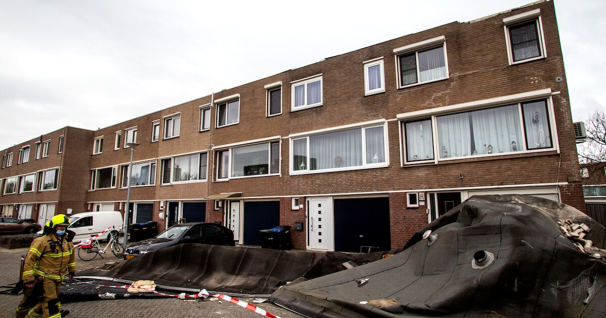 Storm Evert trekt over de regio; dakbedekking waait van huizen en ...