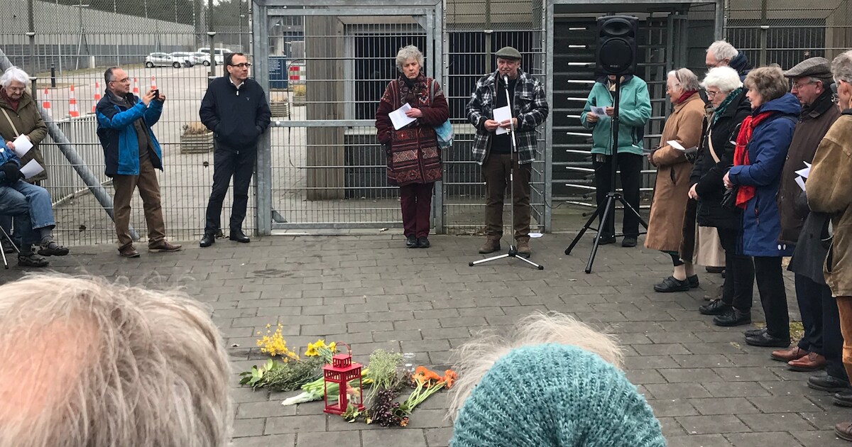 Emotioneel protest bij Kamp Zeist tegen uitzetting Pakistaans gezin ...