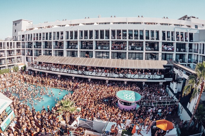 Opnieuw Britse toerist (19) overleden na val van balkon ‘hotel des ...