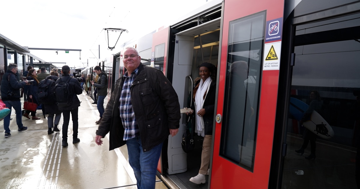Ed stapt als eerste uit op het nieuwe station Hoek van Holland Strand ...