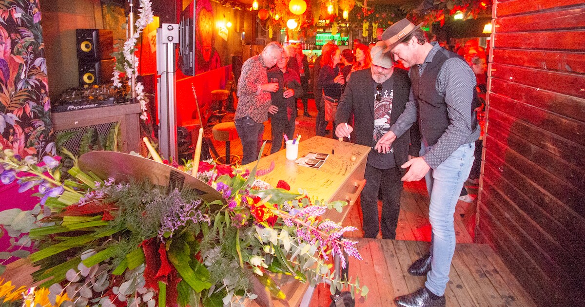 Volle kroeg eert overleden Clemens-Jan Langens | Regio | AD.nl