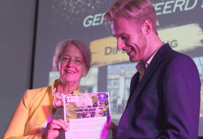 Koen (20) krijgt bijzonder cadeau bij mbo-diploma: ‘Uniek dat we dit ...