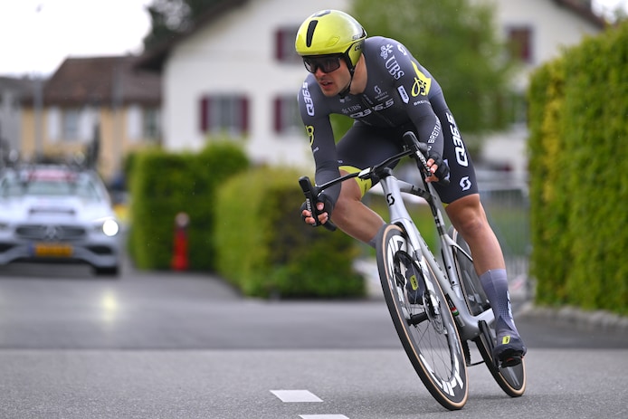 Italiaanse wielrenner Matteo Moschetti tijdens training aangereden door ...