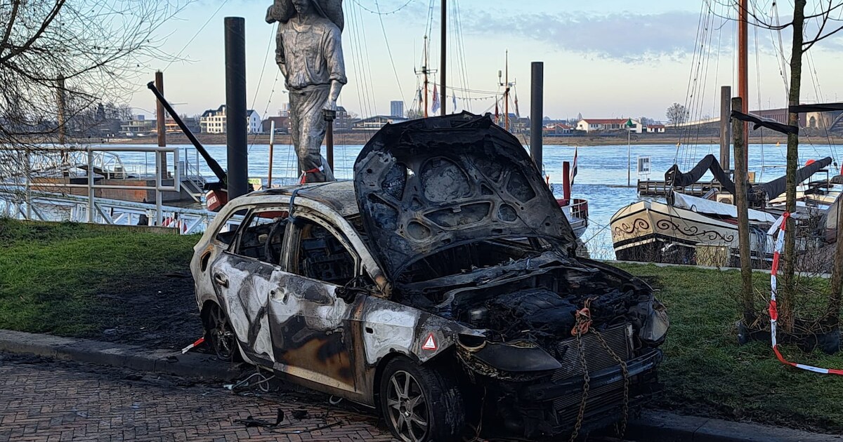 Verwarde man (27) steekt zijn eigen auto in brand bij bekend Nijmeegs ...