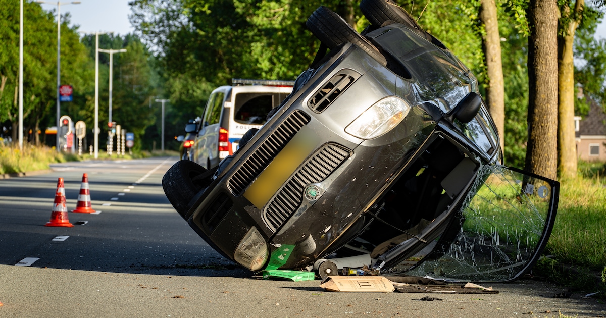 Auto slaat over de kop op Albert Schweitzerdreef in Utrecht | Regio | AD.nl