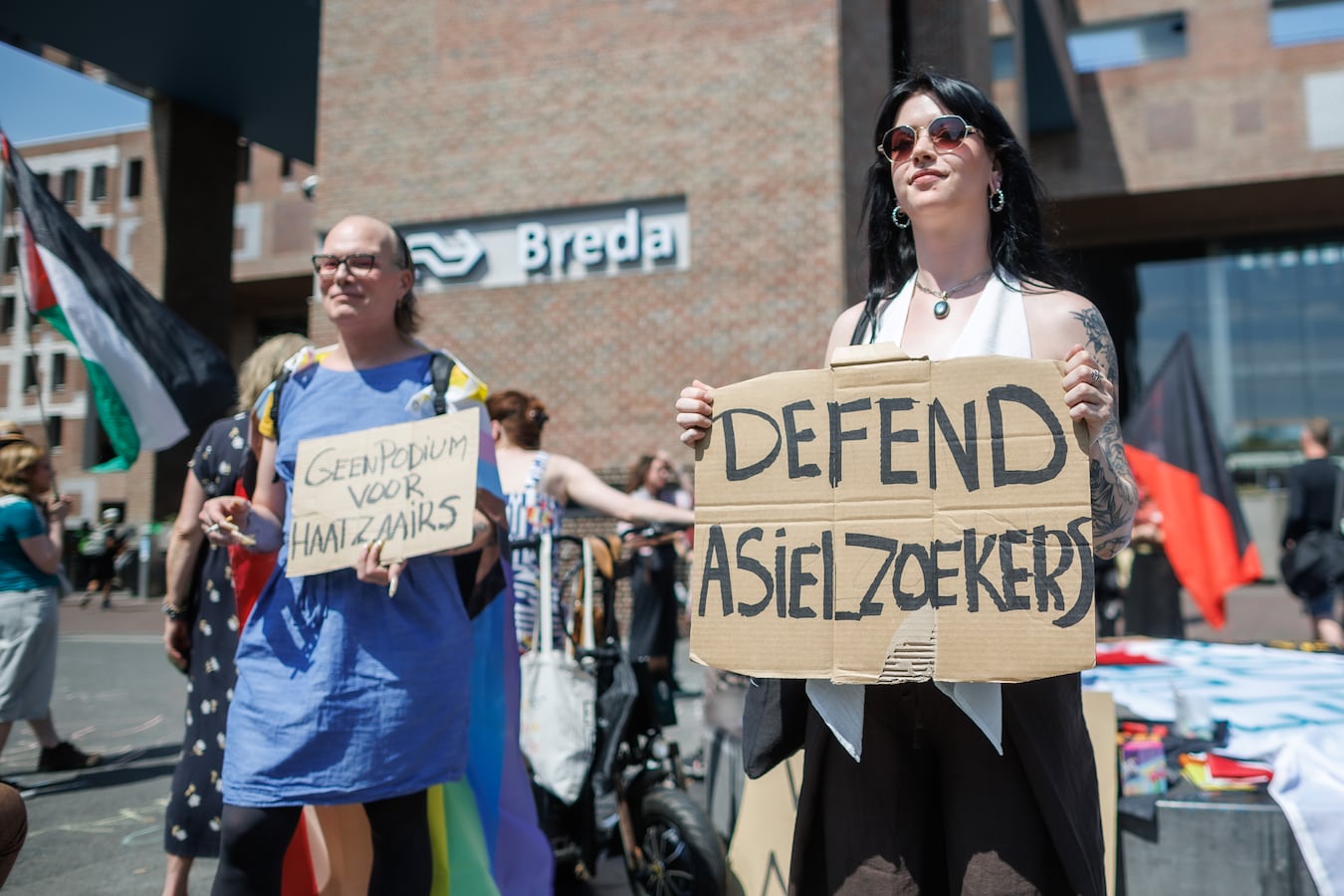 Demonstratie tegen azc in Breda trekt ook tegendemonstranten, sfeer ...