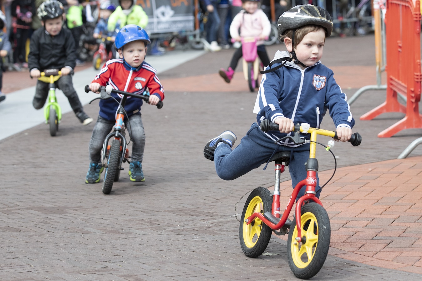 Ook jonge loopfietsers starten in Ronde van Sambeek | Foto | AD.nl