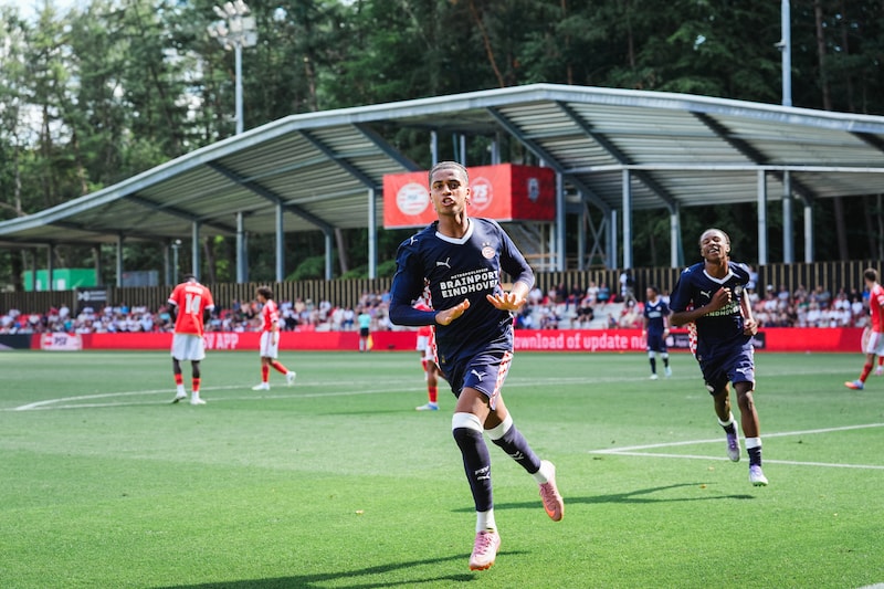 Spits Austyn Jones (17) start met PSV sterk in de strijd om de Otten ...