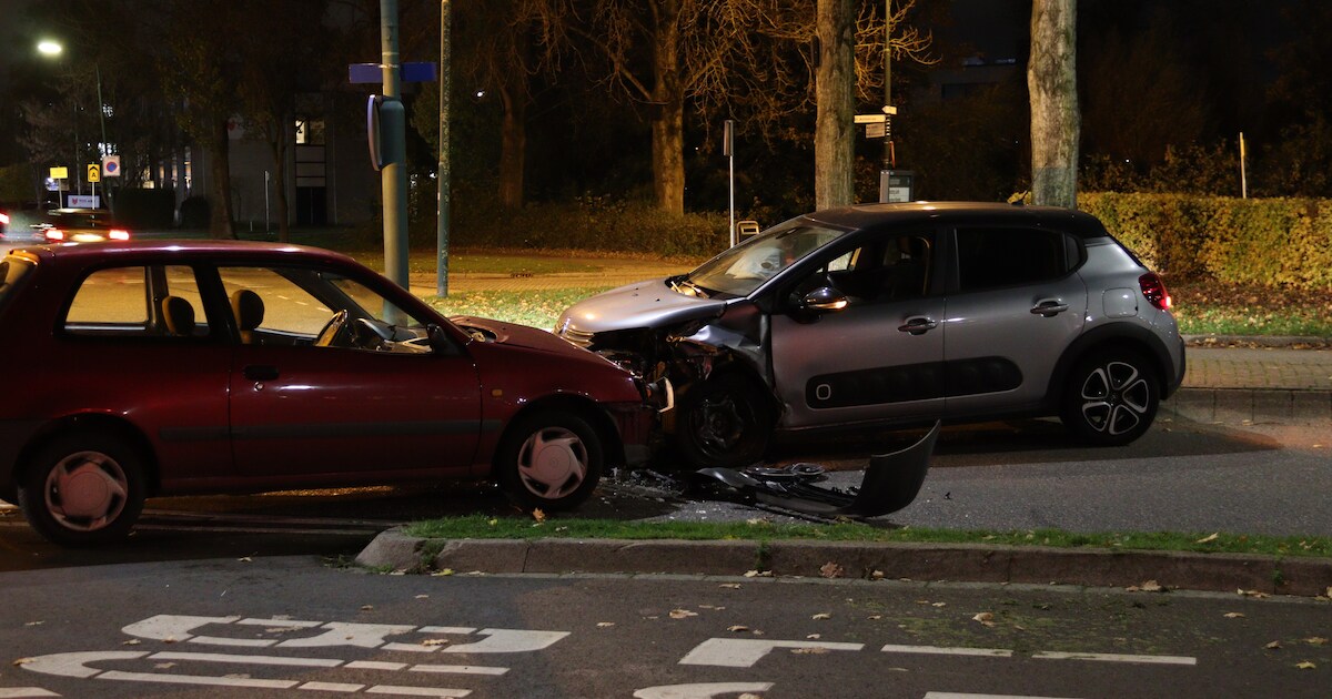 Auto's botsen frontaal op elkaar, één persoon naar het ziekenhuis | Woerden | AD.nl