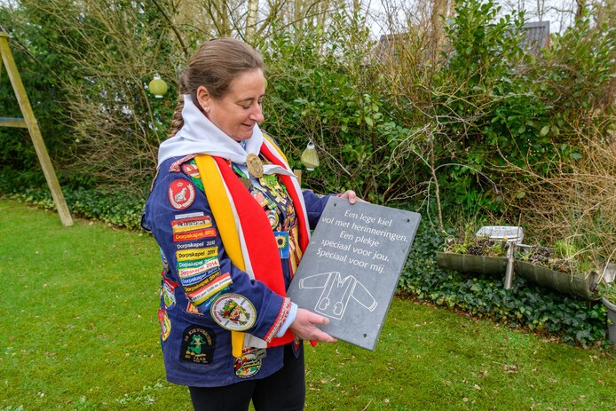 Tegel voor alle overleden Oeteldonkers: ‘Ik moest direct aan mijn opa ...