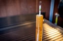 Gepassioneerde bierbrouwer Teun uit Rossum geniet van een biertje ...