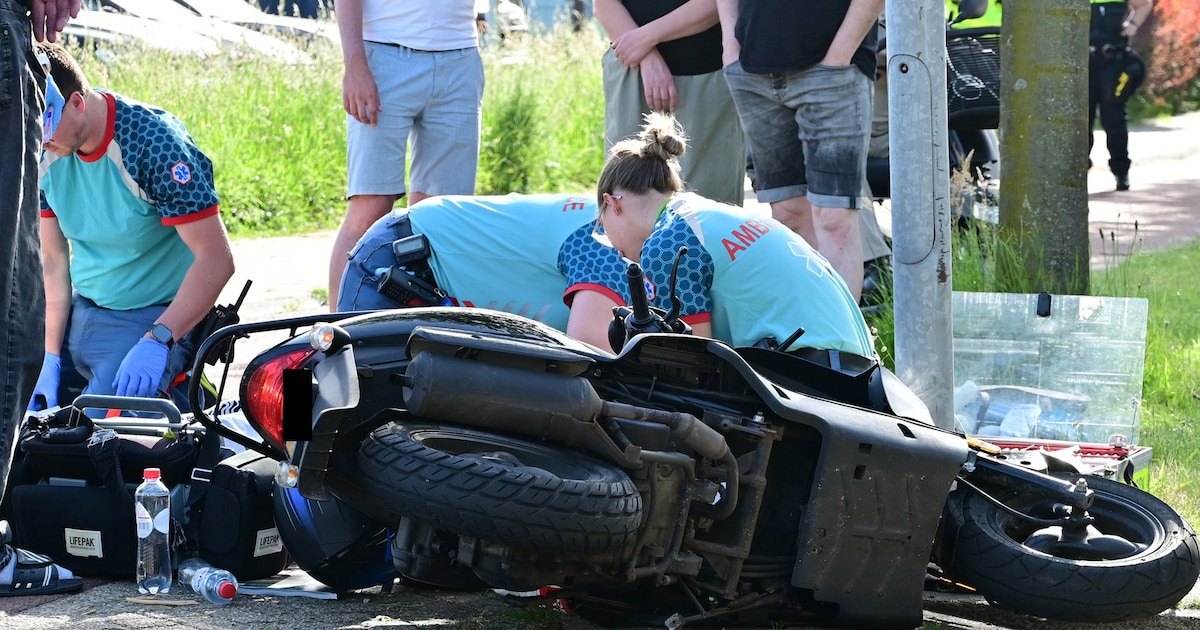 Man en vrouw gewond na scooterongeval op fietspad in Breda | Regio | AD.nl