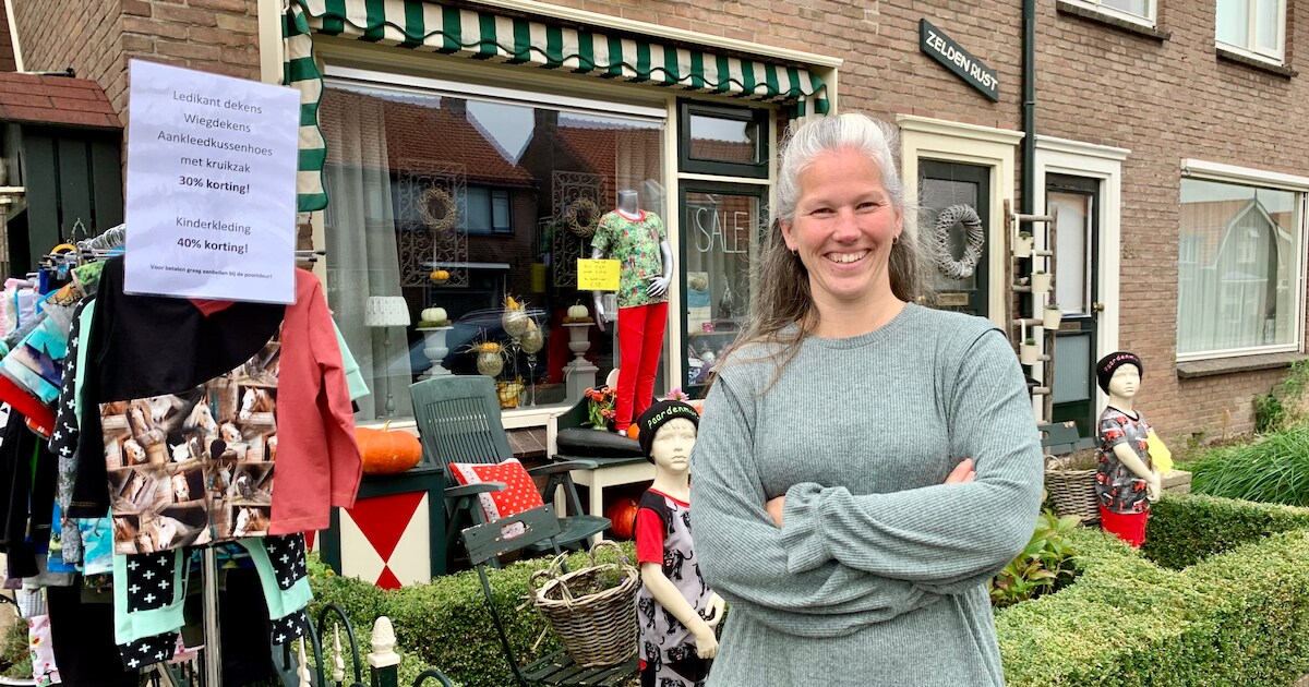 Carla ruimt zelfgemaakte kinderkleding op in voortuin en beeldbelt drie ...