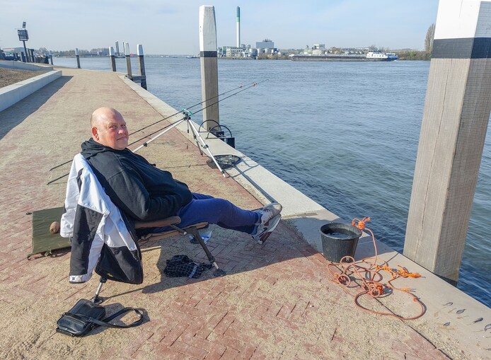 Nieuwe kade is nog kaal, maar hengelsporter Mathijs voelt zich al thuis ...