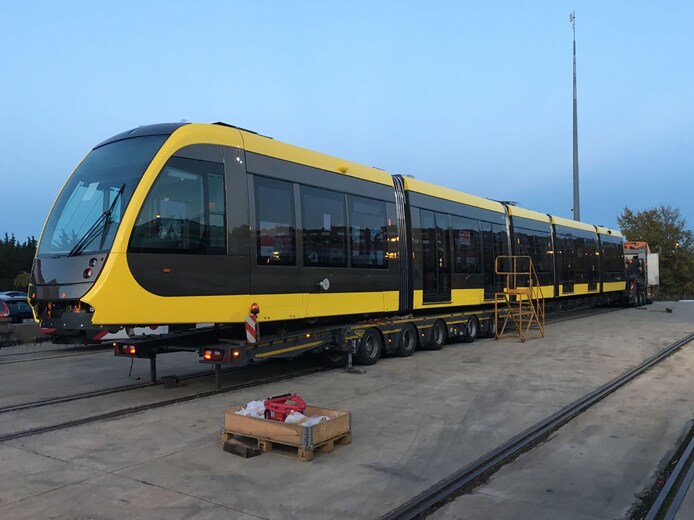 Nieuwe Uithoftram komt op vrachtwagen naar Nederland | Utrecht | AD.nl