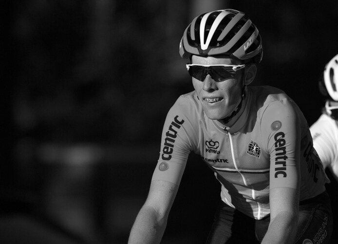 Wielrenner Van Belle (24) onverwacht overleden: ‘Bas laat een grote ...