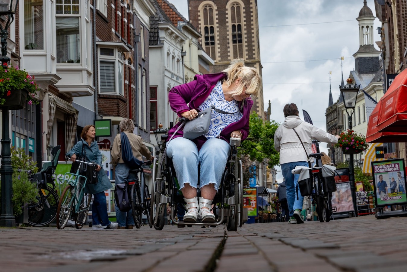 ‘We zien hier nooit iemand in een rolstoel’ — Yvonne (54) weet precies ...