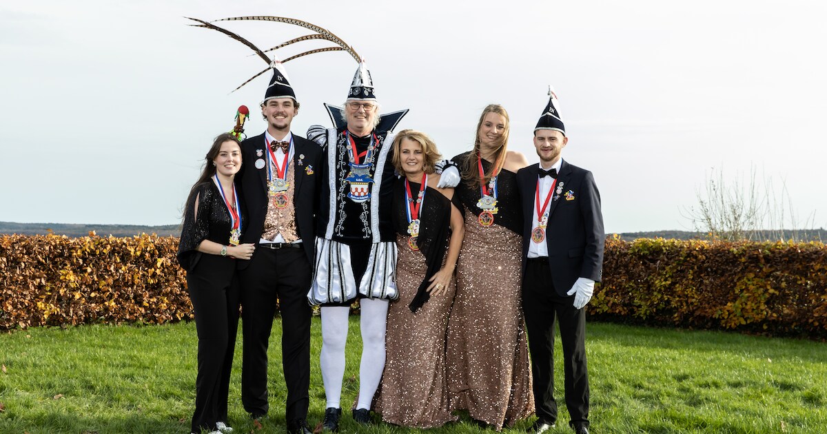 Nooit thuis als prins carnaval? Jon neemt gewoon zijn hele familie mee ...