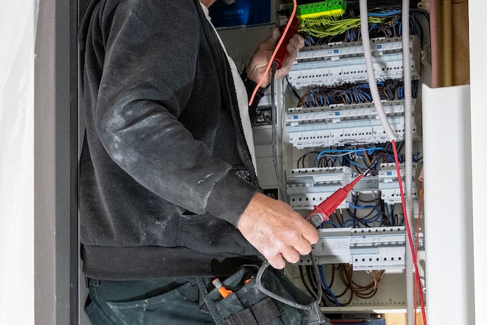 Maatje helpt elektricien Andy (58) uit diepe schuldenput: ‘Durfde mijn ...