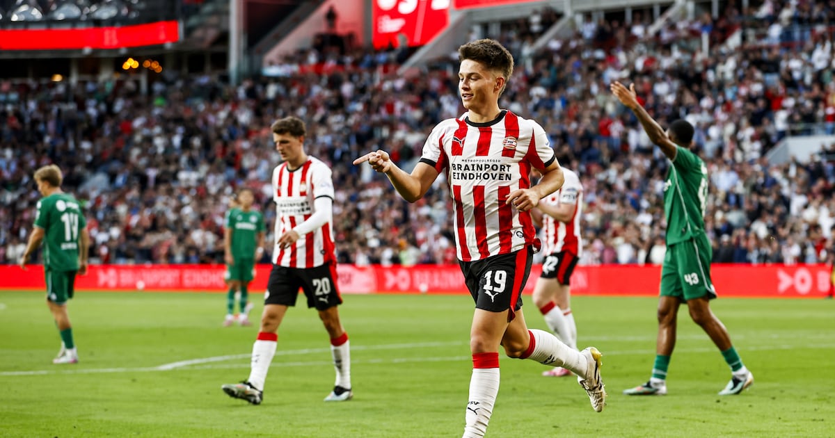 Invaller Esmir Bajraktarevic wijst PSV de weg en helpt Eindhovenaren ...