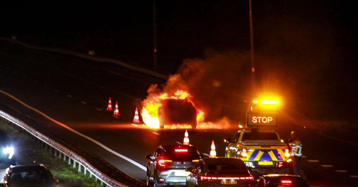 Ook wegdek raakt beschadigd bij autobrand op A15; weg gaat dicht voor ...