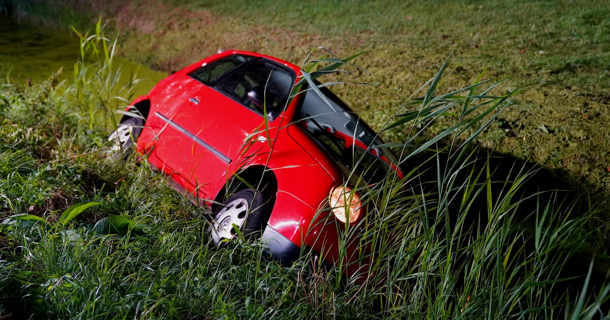Auto belandt in sloot bij Brakel, maar waar is de bestuurder ...