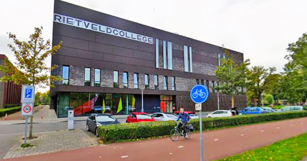 Zwaar bewapende agenten halen klas leeg na valse melding over meisje ...