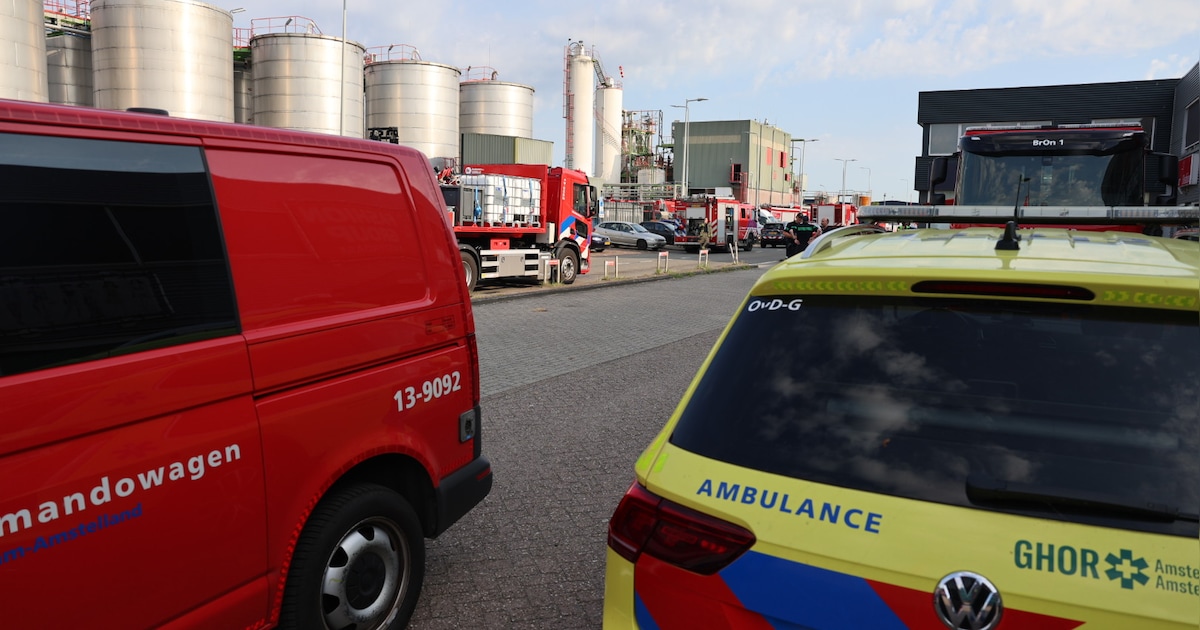 Brandbare stof gelekt aan Mainhavenweg in Amsterdam, terrein weer ...