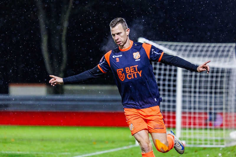 Koploper Excelsior wint, hekkensluiter Vitesse hard onderuit en Robert ...