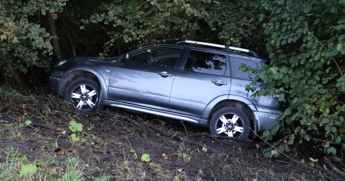 Auto raakt van weg en komt onderaan talud terecht in Waspik | Waalwijk ...